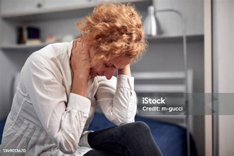 두통 목 통증 숙취 집에서 침대에 앉아 정신 및 우울증 문제가있는 여성 가정 생활에 대한 스톡 사진 및 기타 이미지 가정