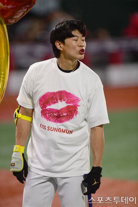[st포토] 송성문 키스 성문 받으세요 네이트 스포츠