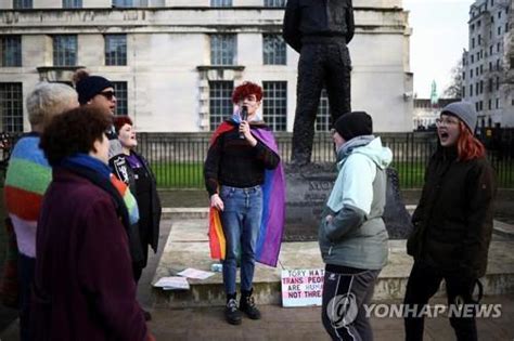 트랜스젠더 경찰이 여성 알몸 수색한다해리포터 작가 영국 경찰 작심 비판