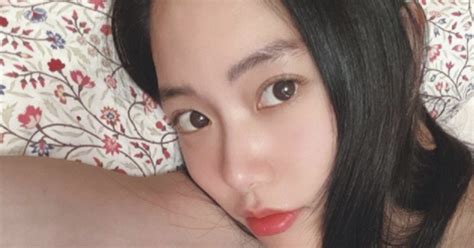 클라라 침대 위 아찔한 셀카 여신미 뿜뿜 [똑똑sns]