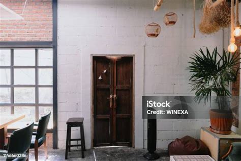 빈티지 스타일 커피 카페에서 나무와 태양 빛에 의해 만들어진 장식 나무 문 바에 대한 스톡 사진 및 기타 이미지 바 입구