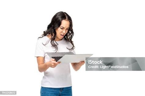 Shoked 젊은 아시아 여자 흰색에 고립 된 노트북을 사용 하 여 티셔츠에 흰색 T 셔츠에 대한 스톡 사진 및 기타 이미지