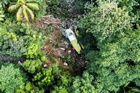 Al Menos 28 Muertos Tras La Caída De Un Autobús Por Un Barranco En