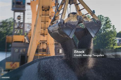 도크 터미널에서 벌크 자재로 작업화물 선박 무거운 차량 및 포털 크레인 로더에서 대량 처리 크레인 하역 모래 도로 금속 및 자갈 석탄에 대한 스톡 사진 및 기타 이미지