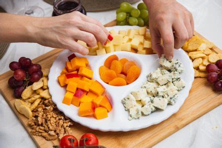 Prato De Queijo Com Variedade De Aperitivos Na Mesa Download Designi