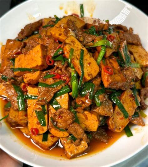 蒜苗炒香干家常味道传递温暖与幸福 食材 口味 辣椒