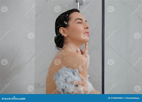 Joven Con Malla Puf Tomando Ducha En Casa Foto De Archivo Imagen De