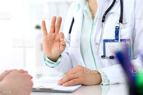 확인을 보여주는 의사 병원 사무실 인간의 손에에서 책상에 앉아 있는 동안 환자에 게 서명 의학 및 건강 관리 개념입니다 건강