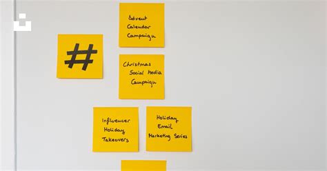 해시 스티커가 붙은 노란색 스티커 메모가 있는 흰색 벽 사진 Unsplash의 무료 새해 결심 캠페인 이미지