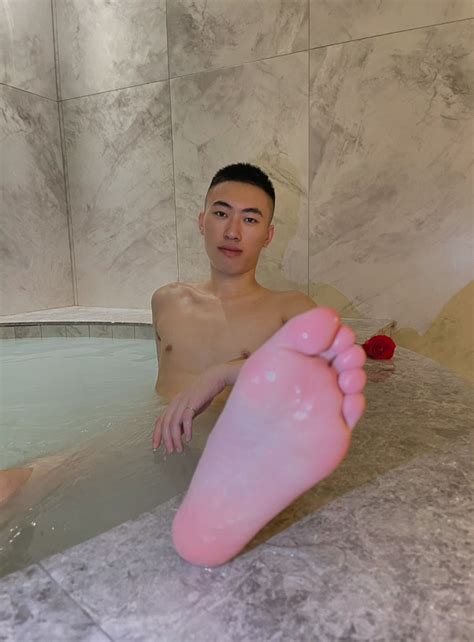 谭叔不是叔（北京） On Twitter 跪下 吃 舔 闻 然后射你嘴里好吗？