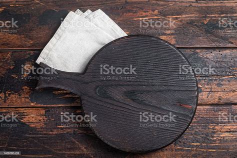 부엌 테이블에 수건 위에 검은 나무 도마 나무 배경 맨 위 보기입니다 복사 공간 0명에 대한 스톡 사진 및 기타 이미지 0명