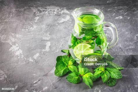 Mojito Dengan Mint Dan Jeruk Nipis Dalam Gelas Dan Kendi Dengan Tabung