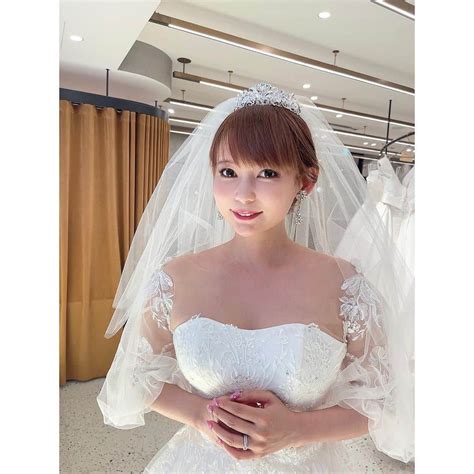 中川翔子さんのインスタグラム写真 中川翔子instagram「ウエディングドレスの試着に来ました Foursisさんのドレス