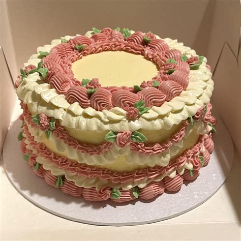 First Ever Attempt At A Vintage Cake Only Ever Piped Macarons And