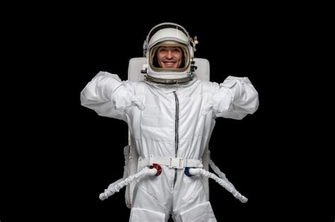 Astronaut Day Spaceman im Weltraum Kosmos Raumanzug Helm lächelnd nach