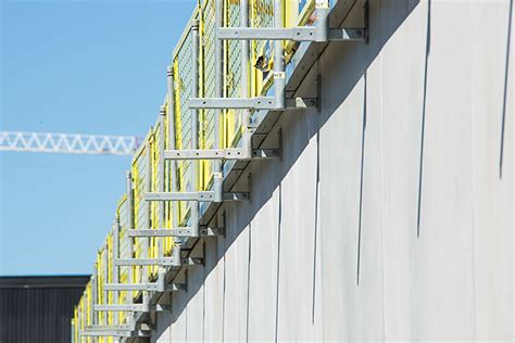 Flex Facade Bracket For Collective Edge Protection On Building