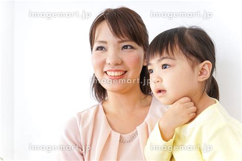 子どもを抱っこする母の写真素材 113550558 イメージマート