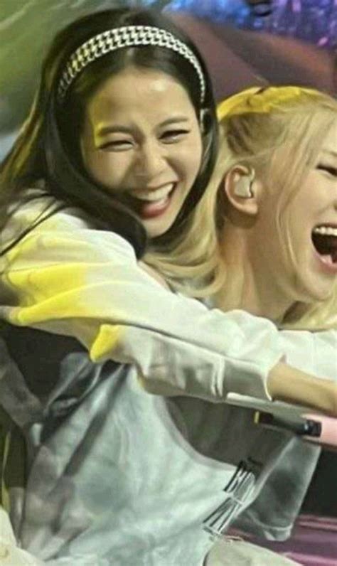 Rose And Jisoo Ros And Jisoo Pink Blackpink Rose