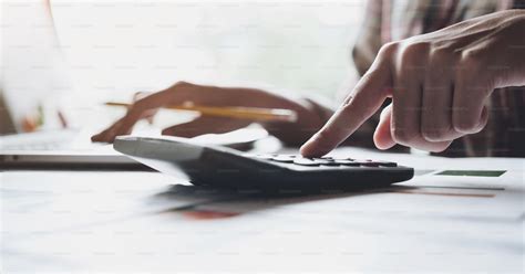 부기 또는 재무 검사관이 보고서를 작성하거나 잔액을 계산하거나 확인하는 손을 닫습니다 주택 재정 투자 경제 저축 또는