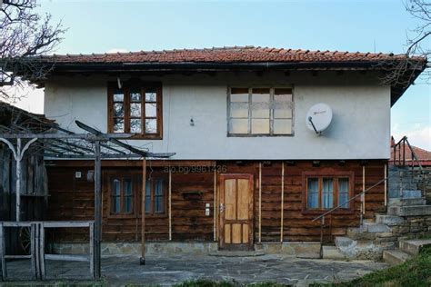 Възрожденска къща в с Нейково Двуетажна къща 105 кв м РЗП 900 кв м двор Къщи Вили Не