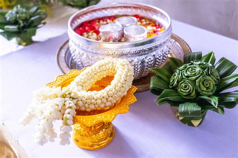 성인 태국 송 크 란 축제의 축복 행사를 위한 타격 물에 자스민과 장미 4월에 대한 스톡 사진 및 기타 이미지 4월