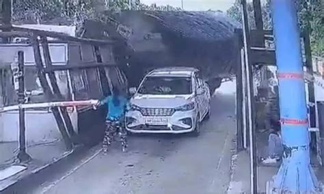 ടോൾ പ്ലാസയിലേക്ക് ലോറി ഇടിച്ചുകയറി സഹപ്രവർത്തകയെ സാഹസികമായി