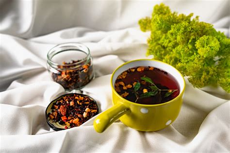 허브와 열매에 민트와 붉은 향기로운 차 흰색 완두콩에 손잡이와 녹색 찻잔에 에서 배치자 근처 0명에 대한 스톡 사진 및 기타 이미지 Istock