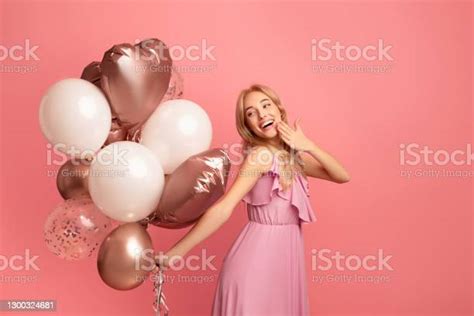 평온한 생일 아가씨 예쁜 드레스 포즈 와 풍선 의 무리 위에 핑크 스튜디오 배경 무료 공간 3월에 대한 스톡 사진 및 기타 이미지 Istock