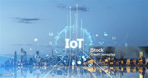 해질녘의 도시 스카이라인과 Iot를 나타내는 디지털 아이콘 파란색 그라데이션 배경입니다 글로벌 연결성과 사물 인터넷 기술의 개념 건물 외관에 대한 스톡 사진 및 기타 이미지