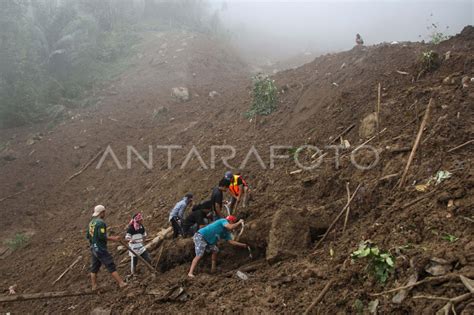 Pencarian Korban Tanah Longsor Di Tana Toraja Antara Foto