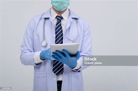 흰색 배경에 태블릿 및 청진기와 마스크를 착용 의사 의사 개업 의료 의료 개념 건강관리와 의술에 대한 스톡 사진 및 기타 이미지