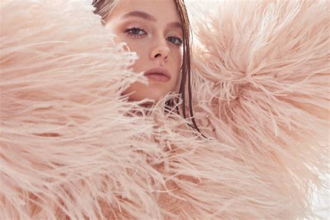 2073300 Fotos Bilder Und Lizenzfreie Bilder Zu Erotische Fotografie