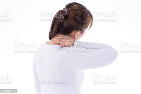 고립된 흰색 배경에서 어깨와 목 통증과 부상으로 지치고 고통받는 여성 건강 관리 및 의료 개념 건강관리와 의술에 대한 스톡 사진