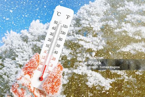 Termometer Skala Celsius Dan Fahrenheit Putih Di Tangan Suhu Sekitar