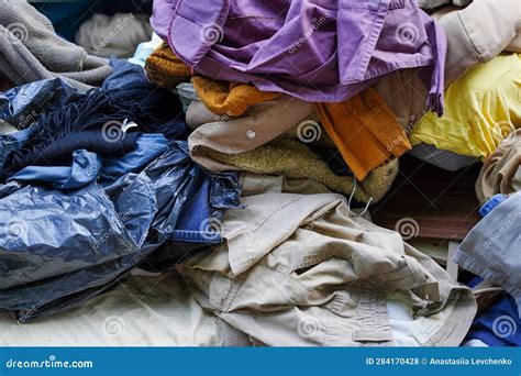 Vertederos De Basura Con Mucha Ropa En La Calle Problema De