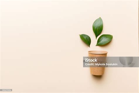 녹색 잎 환경 친화적 인 일회용 골판지 친환경 커피 컵제로 폐기물 컵 복사 공간이 있는 상단 보기 신문에 대한 스톡 사진 및 기타 이미지 Istock