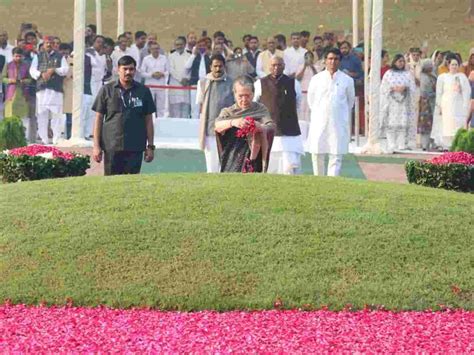 Sonia Gandhi Congress President Mallikarjun Kharge Pay Floral Tributes