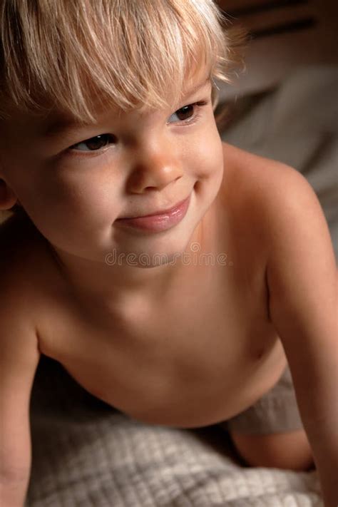 Menino Na Cama Foto De Stock Imagem De Torne Inocente
