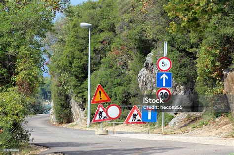 바위 숲에 여러 개의 경고 표지판과 속도 제한이 있는 도로 0명에 대한 스톡 사진 및 기타 이미지 0명 건설 산업 건설 현장 Istock