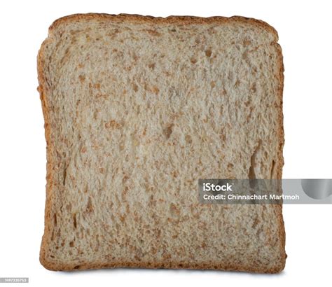 통밀 빵 1 조각 흰색 배경에 클리핑 패스로 약간 그림자가 있습니다 탄수화물 카테고리에서 인기있는 음식 갈색에 대한 스톡 사진 및 기타 이미지 Istock