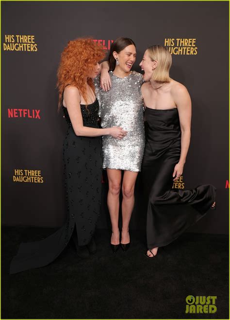 Natasha Lyonne Elizabeth Olsen And Carrie Coon Share A Laugh At His