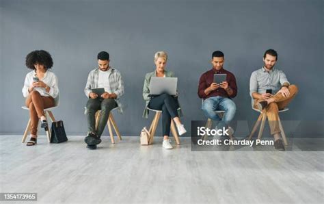 스튜디오에서 회색 배경에 대한 인터뷰를 위해 줄을 서서 무선 장치를 사용하는 다양한 비즈니스 사람들의 전체 길이 샷 앉음에 대한 스톡 사진 및 기타 이미지 Istock