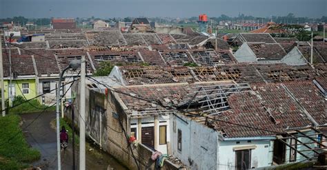 Angin Puting Beliung Terjang Rancaekek Bandung 150 Rumah Rusak