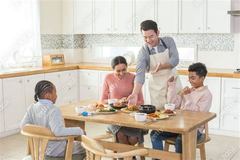 다문화가족 가족 한식 식사 요리하기 음식준비 음식서빙 움직이는활동 이미지 Jv11341436 게티이미지뱅크