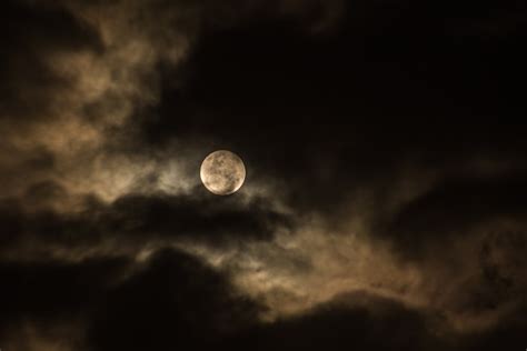 Moon And Clouds Pictures Download Free Images On Unsplash