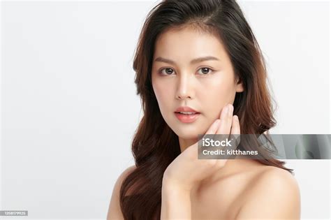 白い背景にきれいな新鮮な肌を持つ美しい若いアジアの女性 顔のケア 顔の治療 美容 美容とスパ アジアの女性の肖像画 1人のストックフォトや
