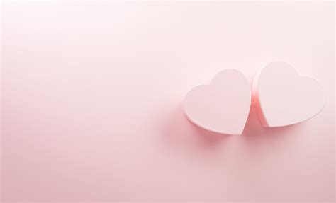 행복한 발렌타인 데이와 파스텔 핑크 배경에 두 개의 하트로 만든 사랑 장식 배경 개념 2명에 대한 스톡 사진 및 기타 이미지