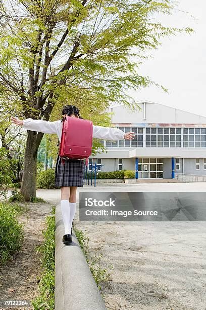A 여자아이 분산 벽 책가방 배낭에 대한 스톡 사진 및 기타 이미지 책가방 배낭 아이 걷기 Istock