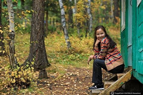 Тэнэгхэн 20 нас Би 20 настай Бас би их тэнэг гар л… By Written By