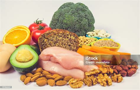 비타민 B3 및 기타 천연 미네랄 건강 한 영양의 개념을 포함 하는 영양 제품 흰색 배경입니다 비타민 B에 대한 스톡 사진 및 기타 이미지 Istock